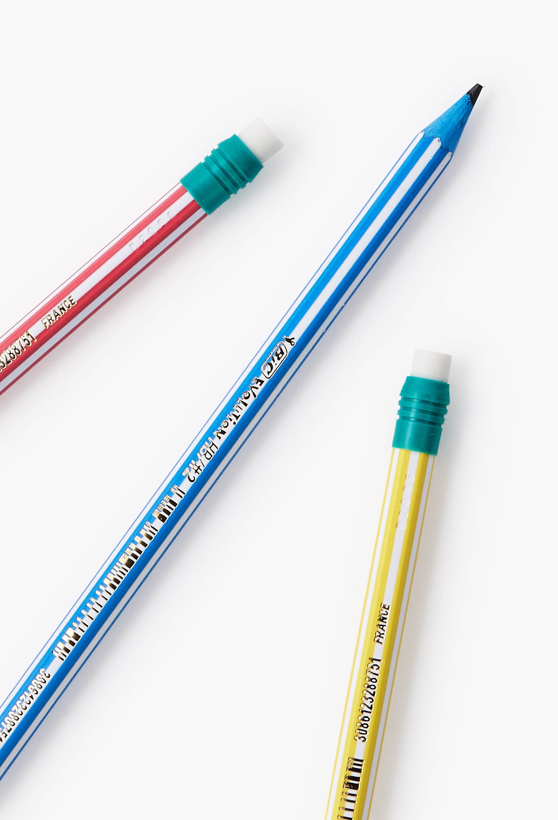 3 crayons graphites, mines HB, bout gomme BIC