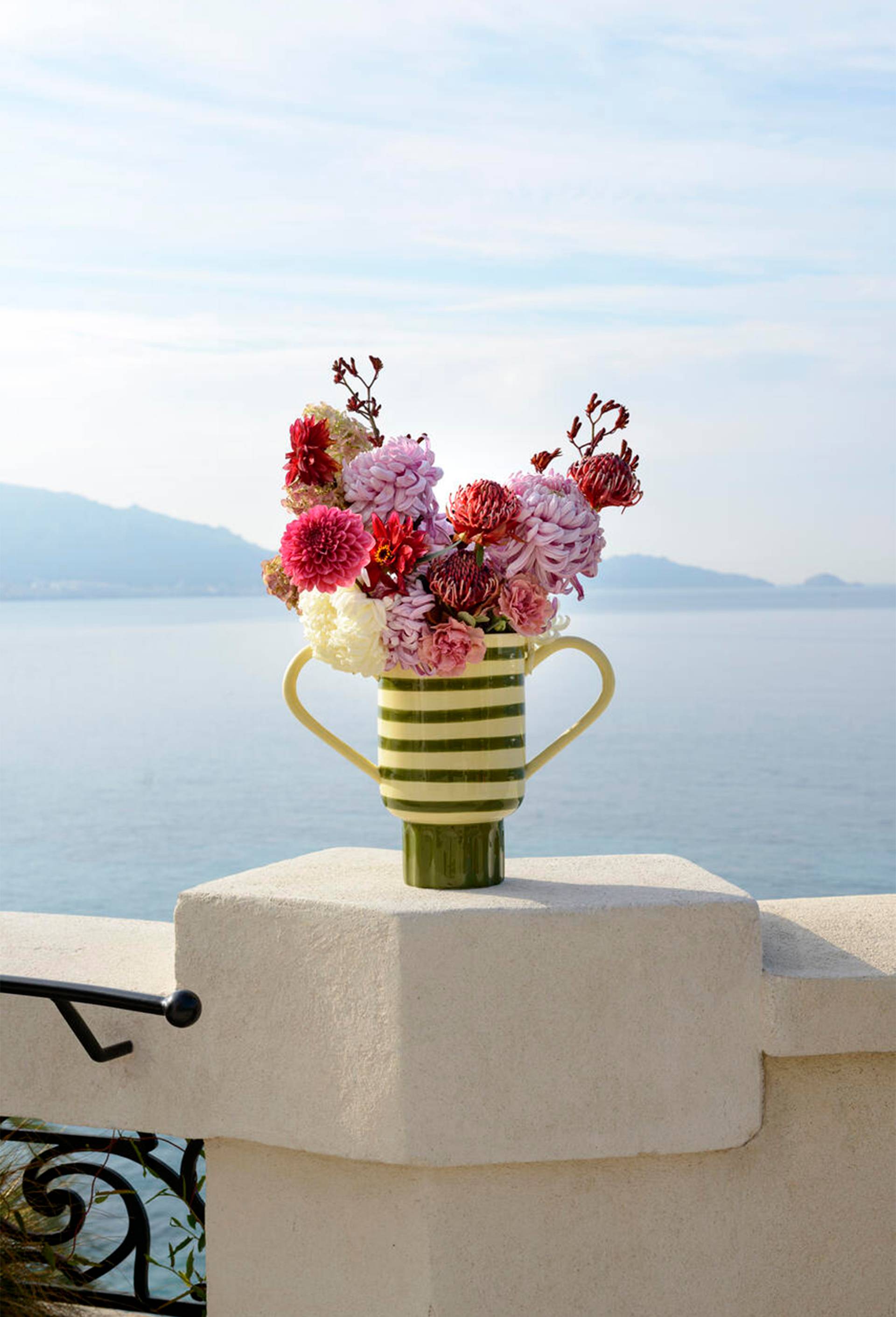 Vase rayé, 38,3 x 17 x 30 cm , en céramique - MARGAUX KELLER X MONOPRIX ...